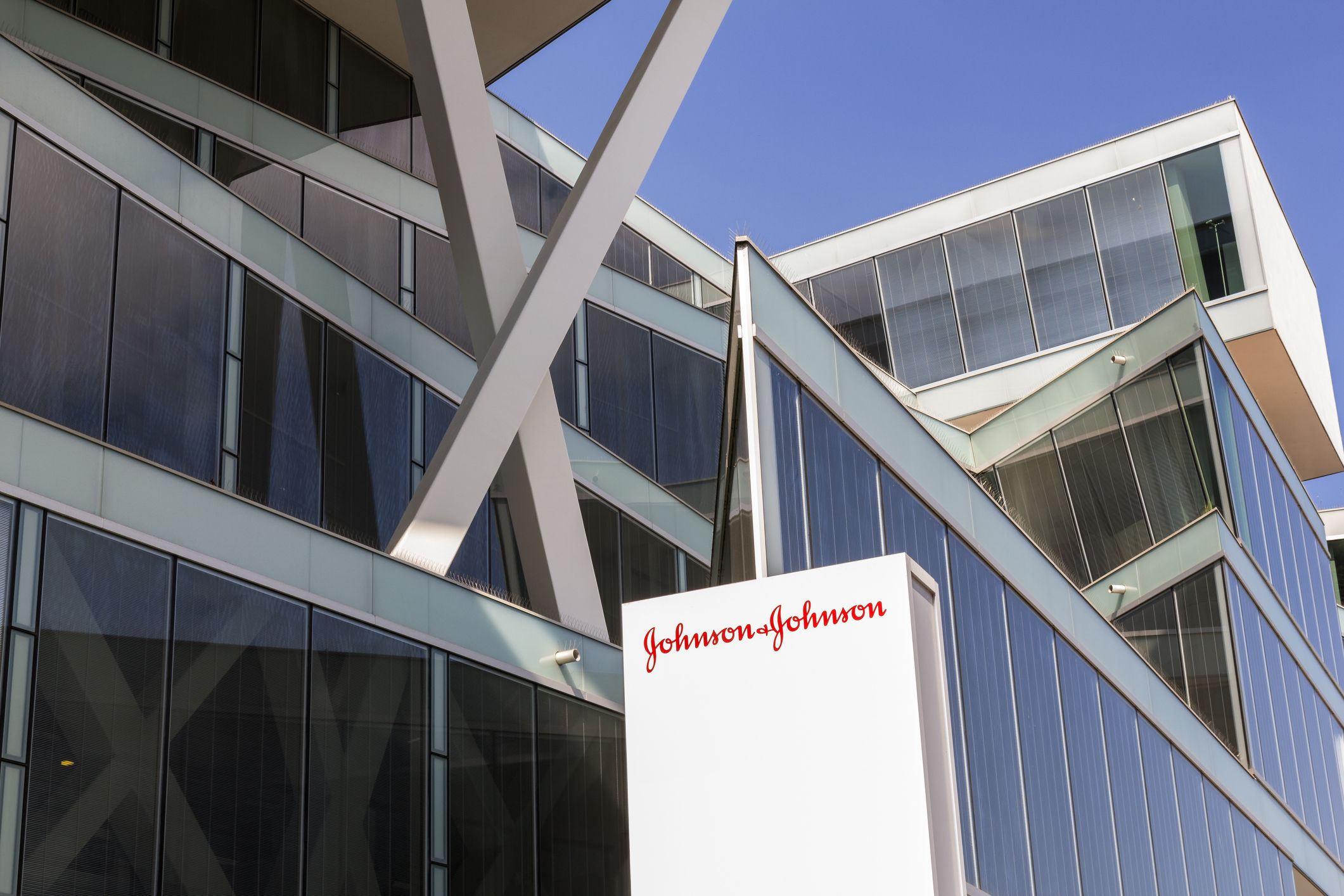 J&J Wins Label Expansion, Summit Gets FDA Decision Date and More